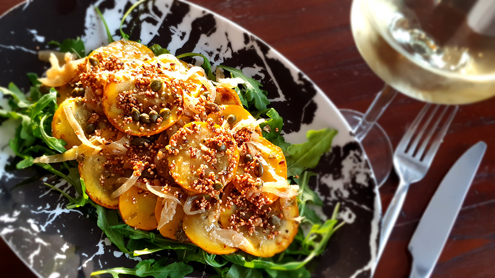 Courgette carpaccio met ansjovisdressing en gepofte quinoa met zaden en ...