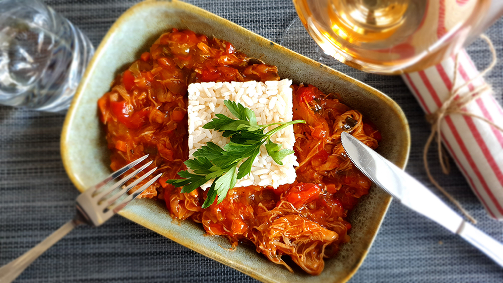 Slow-cooked kippendij met (rode) groenten, knoflook en rijst ...